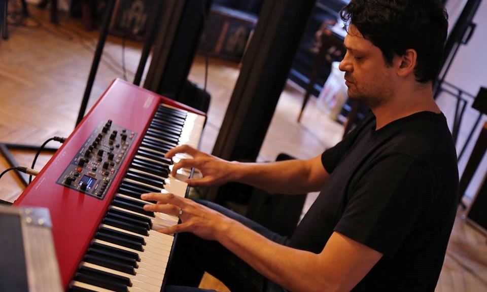 Despre magicianul care făurește muzică pentru povești… – Cultural.21